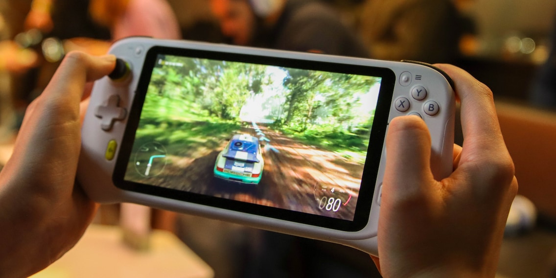 Logitech G Cloud Gaming Handheld: Tablet with fixed controller for game ...